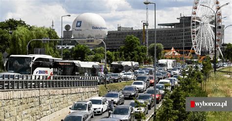 Wypadek za mostem Dębnickim Kierowca taksówki staranował słupki