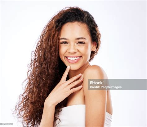 白い背景に彼女の自然な巻き毛を披露美しい若い女性の肖像画 人の髪のストックフォトや画像を多数ご用意 人の髪 白背景 1人 Istock