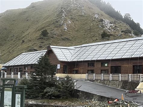 合歡山下雪了！ 追雪遊客驚呼：雪花飄飄迎銀色耶誕 生活 工商時報