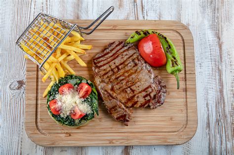 페 퍼 소스를 곁들인 클럽 비프 스테이크와 나무 배경 위에 구운 채소를 커팅 합니다 0명에 대한 스톡 사진 및 기타 이미지 0명 검은색 고기 Istock