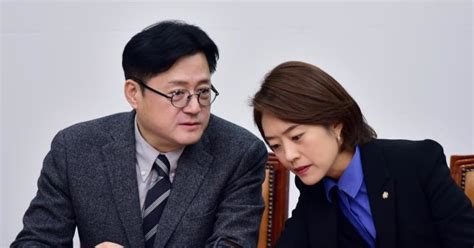 대화하는 홍익표 고민정