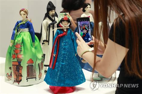 아름다운 한복 입은 인형 연합뉴스