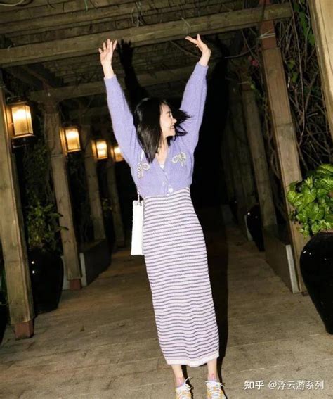 宋茜私服太绝！玫红小香风外套搭背心大秀小蛮腰，马甲线强行出镜 知乎
