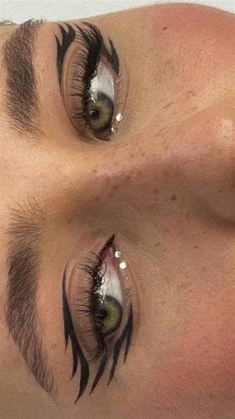 35 Cool Makeup Looks That Ll Blow Your Mind White Swirl Graphic Liner Artofit