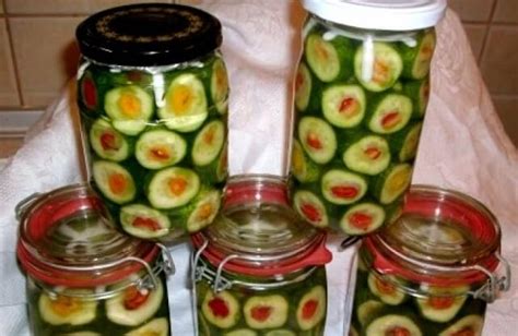 Краставици полнети со пиперка Декоративна и вкусна зимница