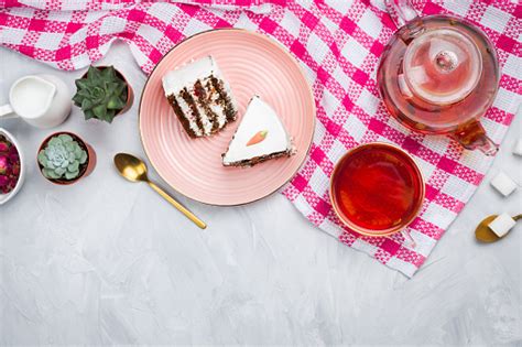 유리 주전자와 차 잔 스푼 채식 당근 케이크 조각 건조 장미 봉 오리와 슈가 큐브 차 시간 개념 Flatlay 시멘트 배경 0명에 대한 스톡 사진 및 기타 이미지 Istock