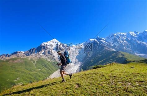在高山徒步旅行的背包客山峦冰雪高清摄影大图 千库网