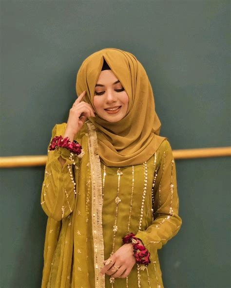 Pin Di Raina Khan Su Pose