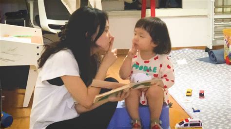 동화책 읽어주는 그녀와 동화책 읽는 그녀의 매력대결 Youtube