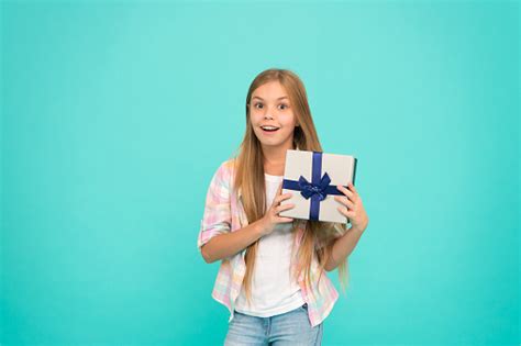 생일 위시리스트 행복과 기쁨 생일 컨셉 즐거운 놀라움 소녀 아이는 생일 선물 상자를 개최합니다 모든 아이들은 그런 놀라움에 대해 꿈꾼다 생일 소녀는 선물을 수행 예기치 않은