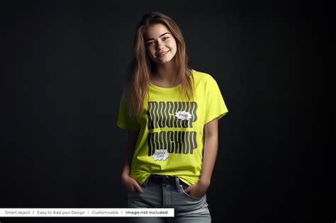 Una Chica Con Una Camiseta Amarilla Que Dice Camiseta Que Dice Diseño