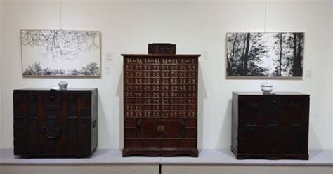 현대 회화와 옛 가구의 어울림