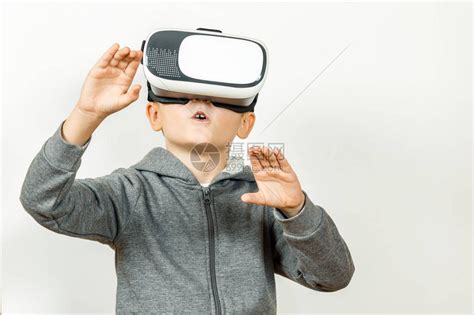 男孩有虚拟现实的耳机创新技术高清图片下载 正版图片505053869 摄图网