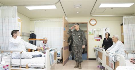 [포토]참전용사 위문하는 김용우 육군참모총장