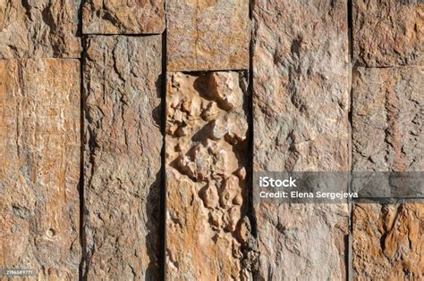 질감이 있는 돌담의 클로즈업은 색상과 거친 표면의 자연스러운 변화를 특징으로 하며 베이지와 갈색의 힌트가 있는 흙빛 톤을 표시합니다 0명에 대한 스톡 사진 및 기타 이미지