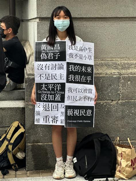 台南場正在台文館進行到晚上八點 表達對國會惡意擴法的民眾滿滿 許多高中生穿著校服下課來舉標語 看到是除了感動 更是感傷 但最讓我感動的 是一位