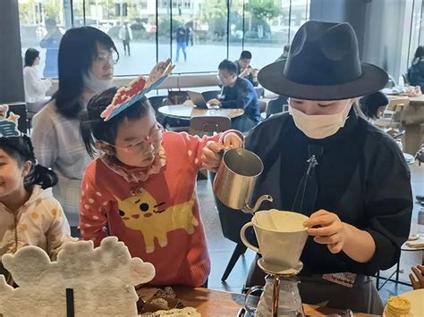 儿童友好进商圈孩子们开启浓香之旅 界面新闻 JMedia