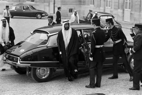 Sheikh Zayed Bin Sultan Al Nahyan In Paris 1975 Old Photo 2 900