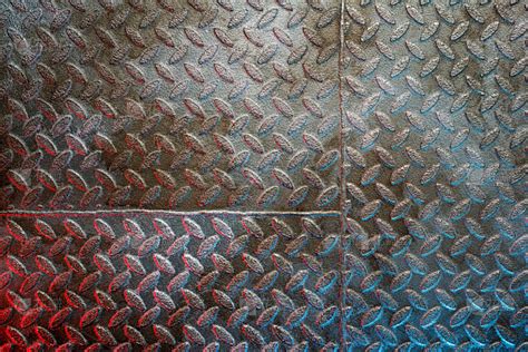 金属质感的表面，五颜六色的灯