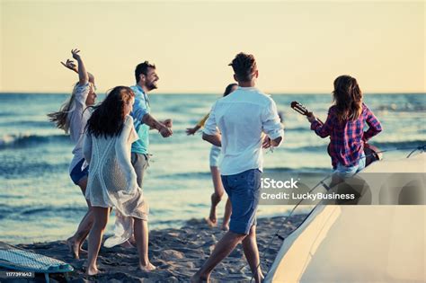 기타를 연주하고 바다 해변에서 함께 노래를 노래와 함께 휴식 행복한 친구 가족에 대한 스톡 사진 및 기타 이미지 가족 개념 건강한 생활방식 Istock