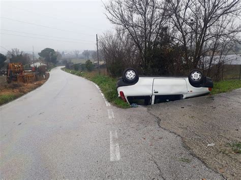 Scia Di Gasolio Sull Asfalto Auto Si Ribalta Nel Fosso Un Ferito A Torrette Cronache Ancona