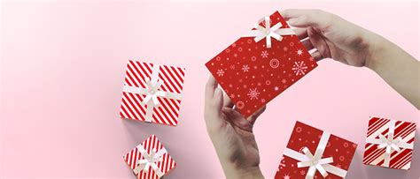 상단 보기 플랫 레이 선물 상자와 손은 분홍색 배경에 선물 상자 또는 패키지를 들고 생일 발렌타인 데이 크리스마스 새해 축하