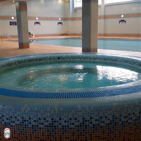 آب بازی در استخر مادر و کودک نینوپیا