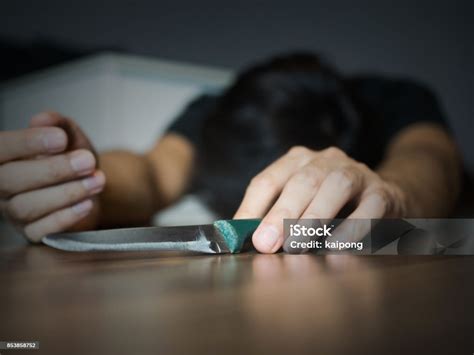 남자가 칼을 들고 자살 바닥에 누워 공포 무서움에 대한 스톡 사진 및 기타 이미지 공포 무서움 날 날카로운 Istock