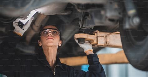 자동차 엔진 서비스에 관한 정비사 업무의 배경 자동차 차고에서 자동차를 유지 보수 또는 수리하는 자동차 작업을 하는 기술자 비즈니스 산업용 자동차 엔진 사진