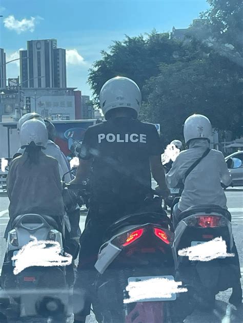 這衣服去哪買的（真心覺得不是警察 單純是件t