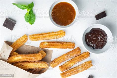 설탕과 초콜릿 소스를 곁들인 츄로스 흰색 배경 상단 보기 플랫 레이 갈색에 대한 스톡 사진 및 기타 이미지 갈색 도넛 러시아 Istock