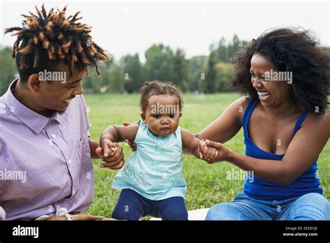 Glückliche Afrikanische Familie Mit Spaß Zusammen Im öffentlichen Park