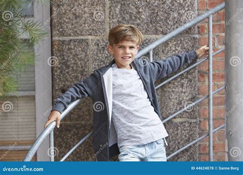 Ritratto Di Giovane Ragazzo Fuori Fotografia Stock Immagine Di