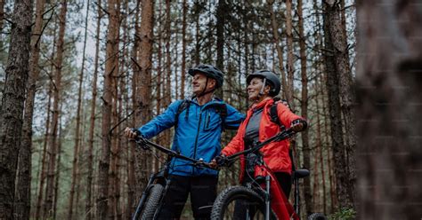 Un Couple De Motards âgés Avec Des Vélos électriques Admirant La Nature