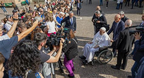 Pope Francis Engages With Youth In Romes Suburbs Ahead Of The Jubilee