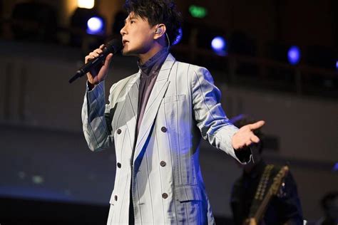 张信哲 《歌时代ii北京演唱会》精彩演绎，无与伦比的三种语言交错演出
