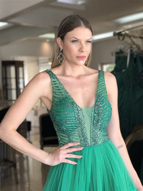 Vestido De Festa Longo Em Tule Com Top Bordado Decote V E Saia Fluida