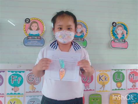 ศิลปะและการใช้กรรไกร ในวันนี้เด็กๆในระดับอนุบาลปีที่ ๒ ห้อง ๑ ทำกิจกรรมฝึกการใช้กรรไกรตัดกระดาษ