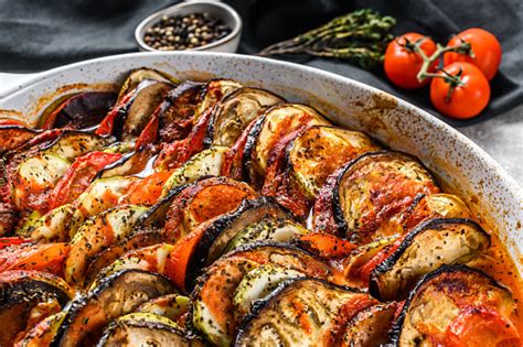 전통 수제 야채 라타투유 요리에 구운 회색 배경 위쪽 보기 가지 채소에 대한 스톡 사진 및 기타 이미지 가지 채소 건강한 식생활 고추류 Istock