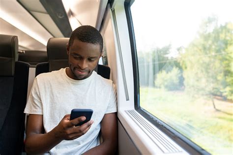 기차로 여행 하 고 그의 소셜 미디어를 확인 하는 남자 기차에 대한 스톡 사진 및 기타 이미지 기차 승객 남자 Istock