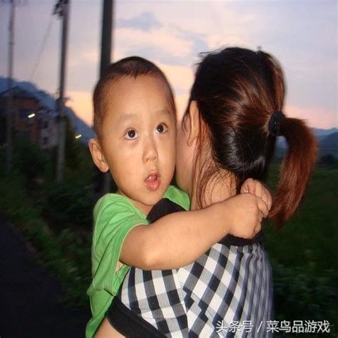 在選擇嬰兒車的時候也要注意寶寶的安全，下面小編給你們介紹幾款即安全又時尚的手推車 每日頭條