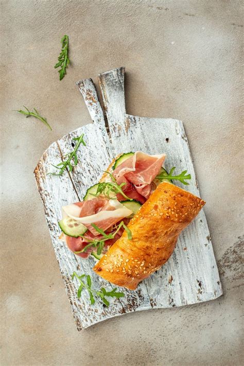 Sándwich De Ciabatta Con Jamón Jamón Serrano Paleta Iberica Arugula