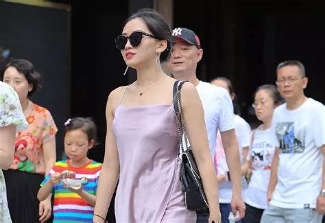 街拍时尚：女生吊带搭配高跟鞋，清新中带着性感的魅力 知乎