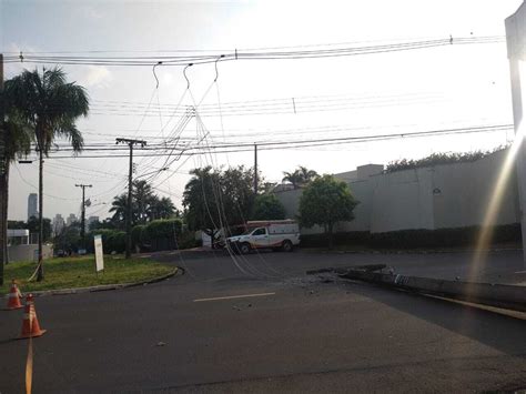 Motorista Perde Controle De Carro Derruba Poste E Deixa Região Sem