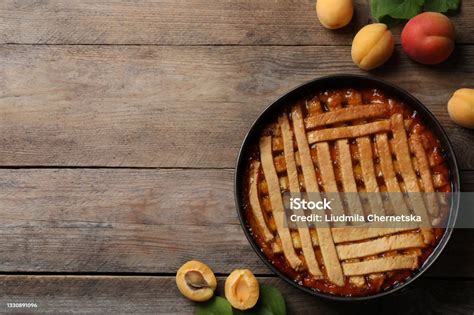 베이킹 접시에 맛있는 살구 파이와 나무 테이블에 신선한 과일 플랫 평지 텍스트 공간 0명에 대한 스톡 사진 및 기타 이미지