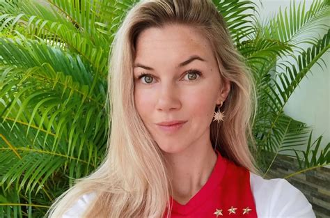 Anouk Hoogendijk Laat Volgers Wegdromen Met Sensuele Foto