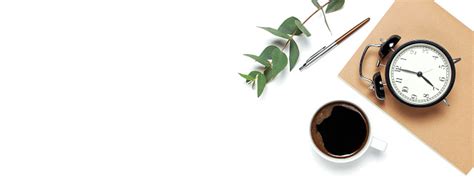 검은 커피 검은 알람 시계 노트북 일기 흰색 배경 상단 보기 복사 공간에 유칼립투스의 플랫 평신도 컵 미니멀 한 식품 개념 여성 책상 작업 공간 커피 배경 작업 시간