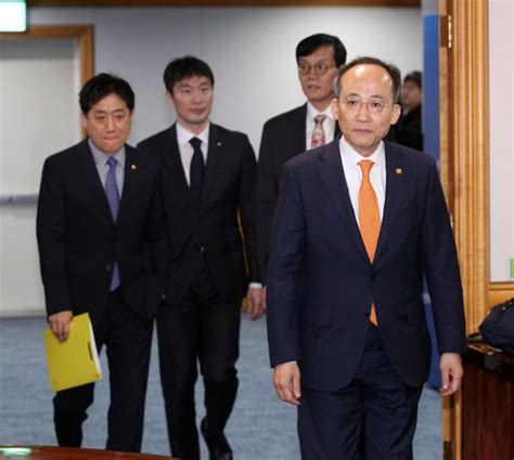 포토 비상거시경제금융회의 향하는 경제·금융 수장들 아시아경제