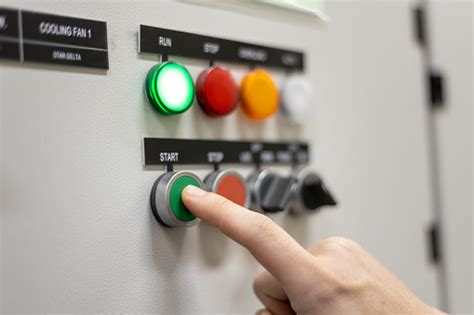 엔지니어의 손이 산업 공장의 제어판 앞에 있는 녹색 시작 버튼을 누르고 있습니다 밀기에 대한 스톡 사진 및 기타 이미지 밀기 시작 버튼 공장 산업 건물 Istock
