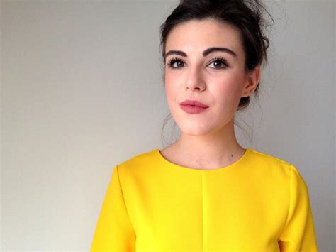 Quel maquillage adopter avec une robe jaune The Mariette blog Blog beauté